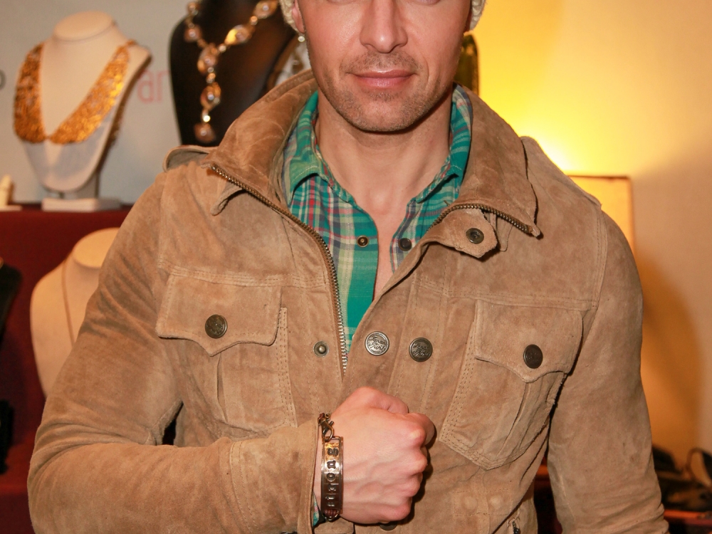 Joseph Lawrence Wearing 2 Sisters Handcrafted at The Oscars | 2 Sisters ...